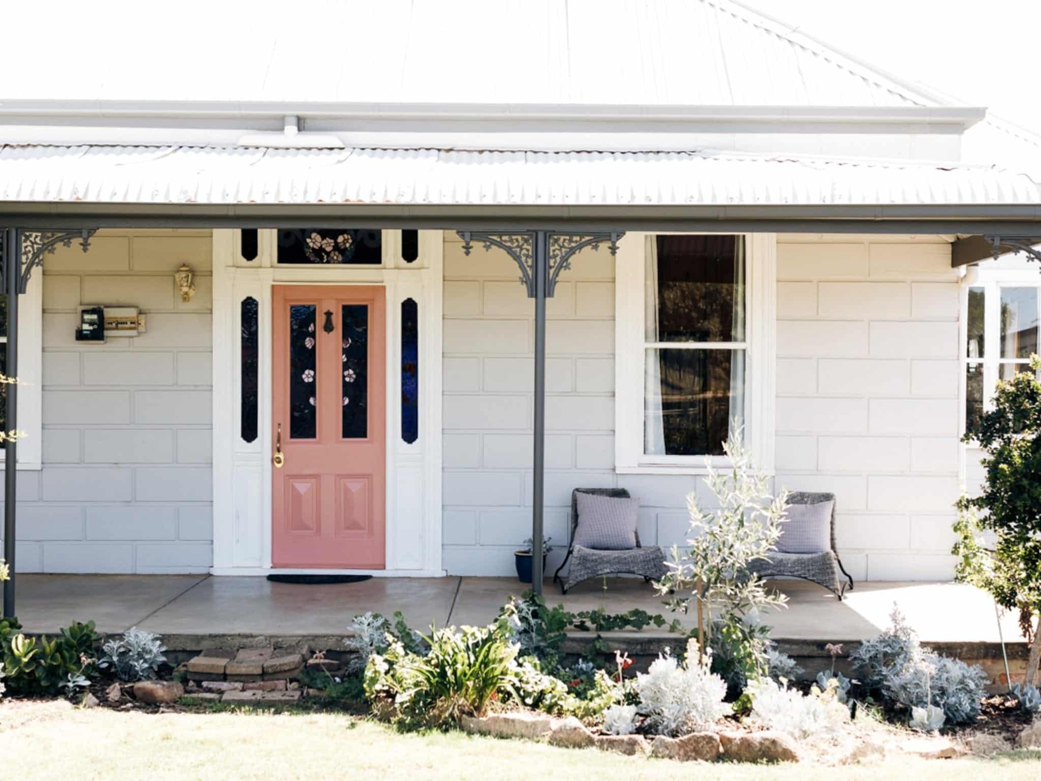 Rose Cottage with Vineyard Views - Victoria's High Country